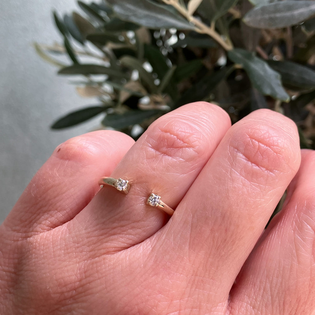 Smuk og enkel diamantring i 14 karat guld – Caroline Lykken Jewellery